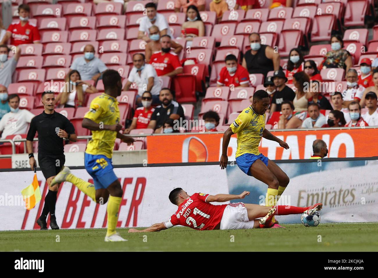 Pizzi tackles an adversary during the match for Liga BWIN between SL ...
