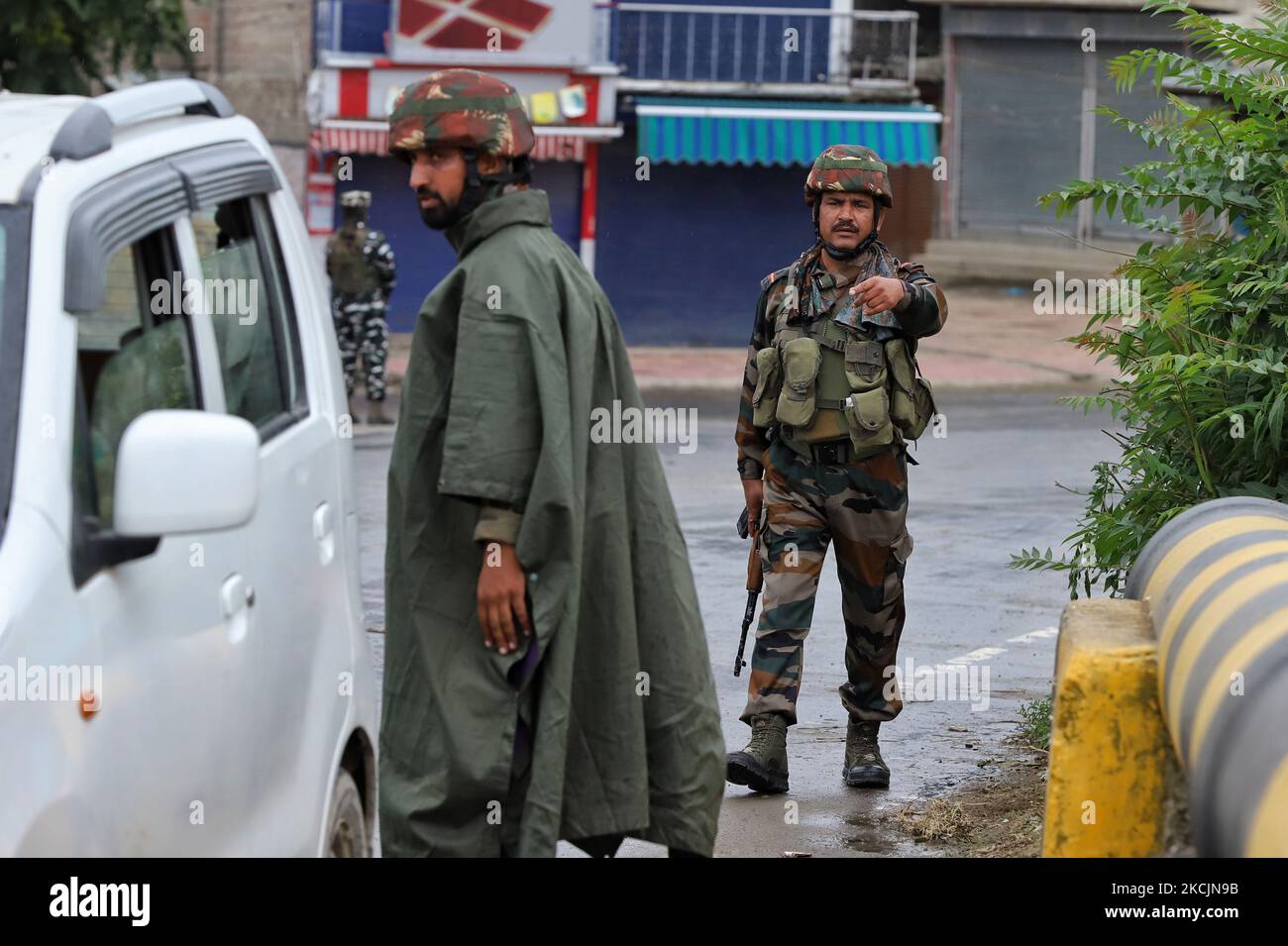 Indian army soldiers stop cars for checking during India's Independence ...