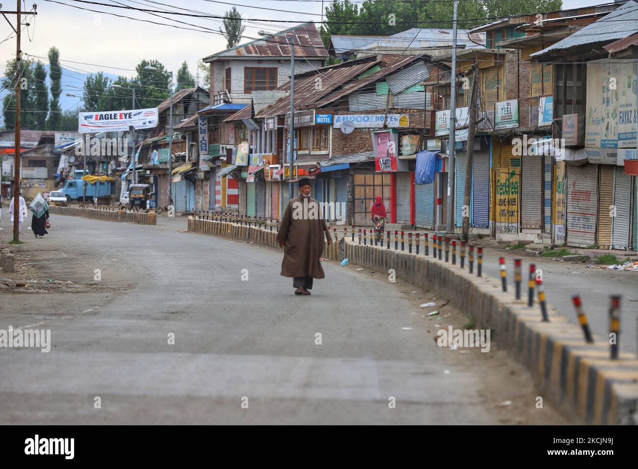 People walk as shops remained closed during India's Independence Day ...