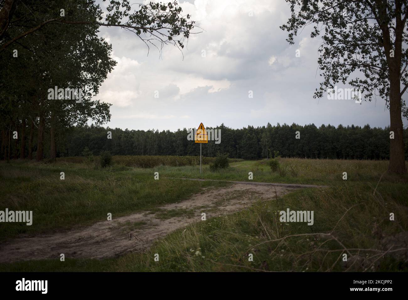 Immigrant crossing sign hi-res stock photography and images - Alamy