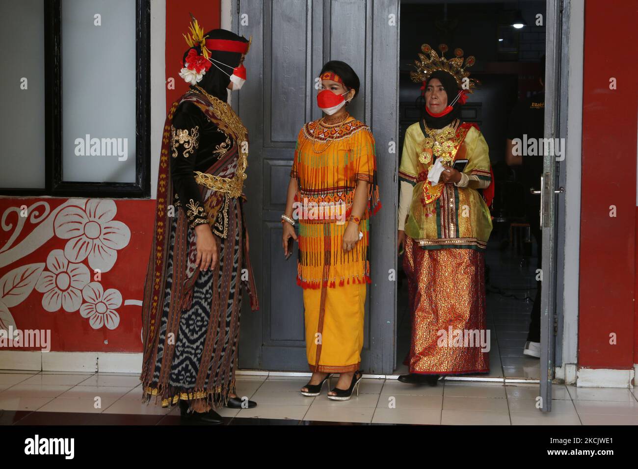 Prison officers wear traditional traditional clothes from various ...