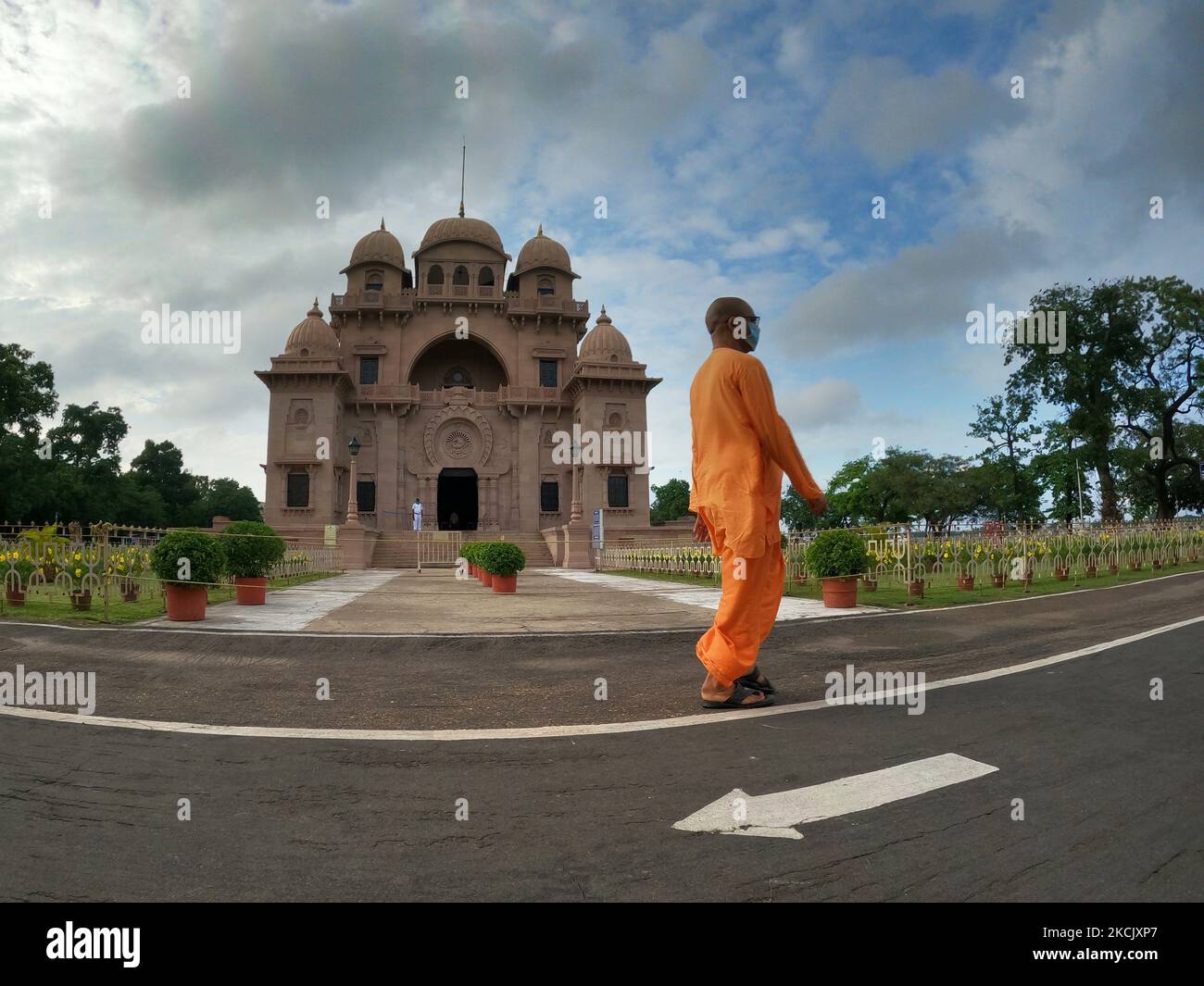 A Monk of Belur Math (Headquarters of Ramakrishna Math) walk cross ...
