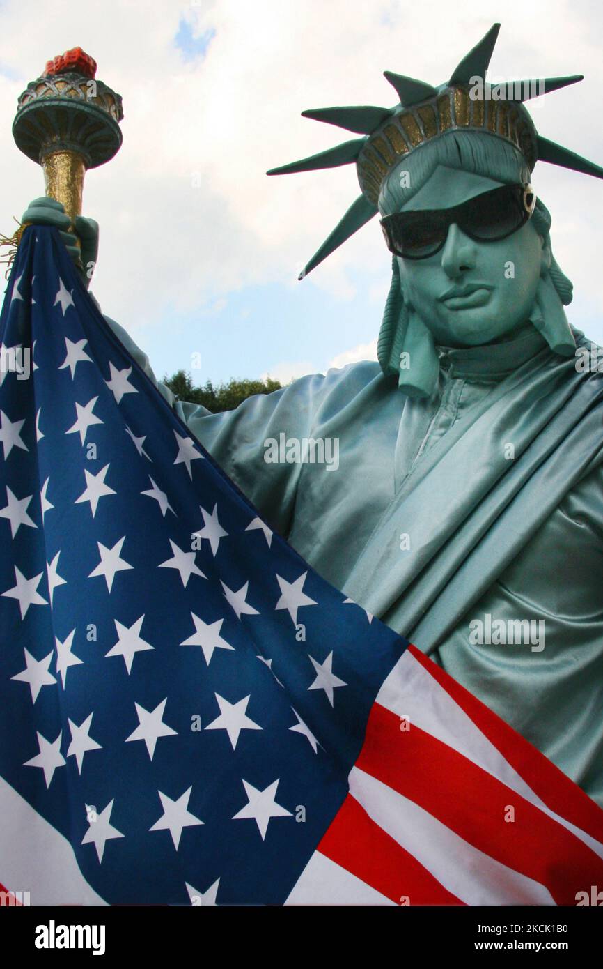 Street performer dressed as the Statue of Liberty in Central Park in ...