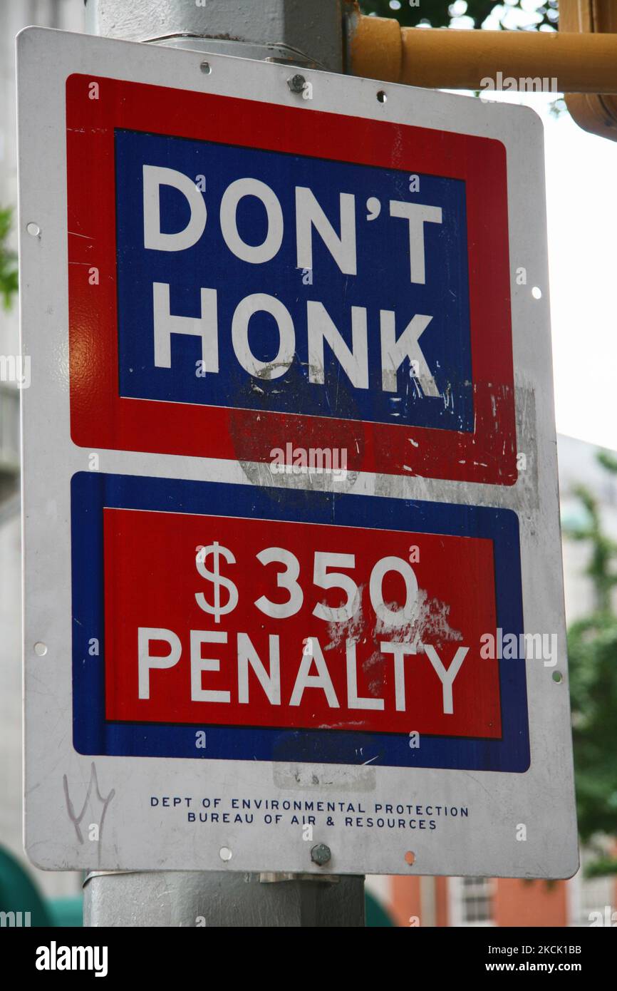 DO NOT HONK sign in downtown Manhattan, New York City, USA. (Photo by ...