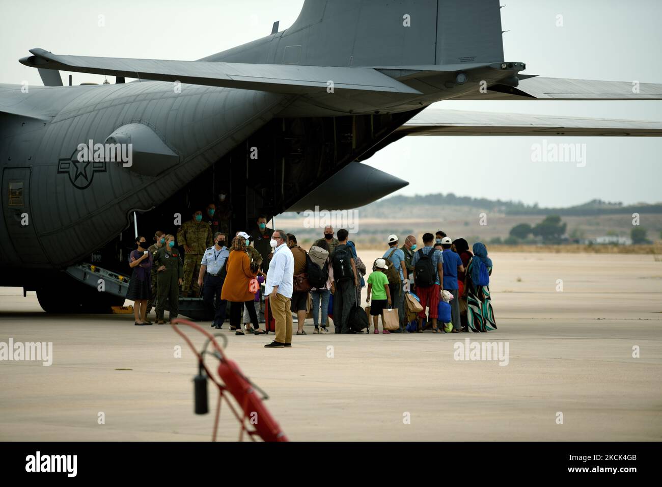 Afghan refugee queue hi-res stock photography and images - Alamy
