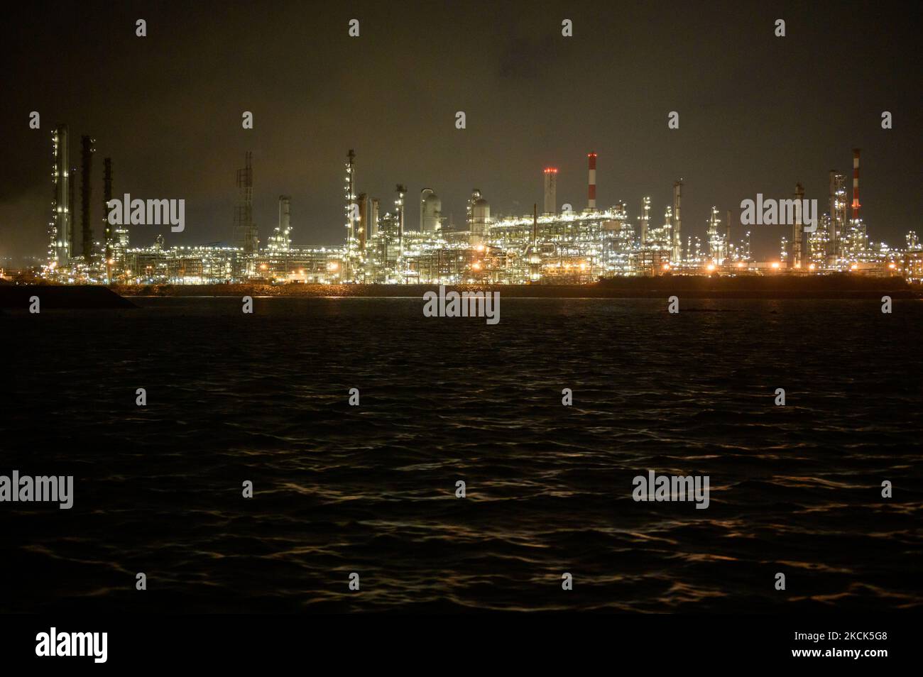 Singapore oil processing hi-res stock photography and images - Alamy