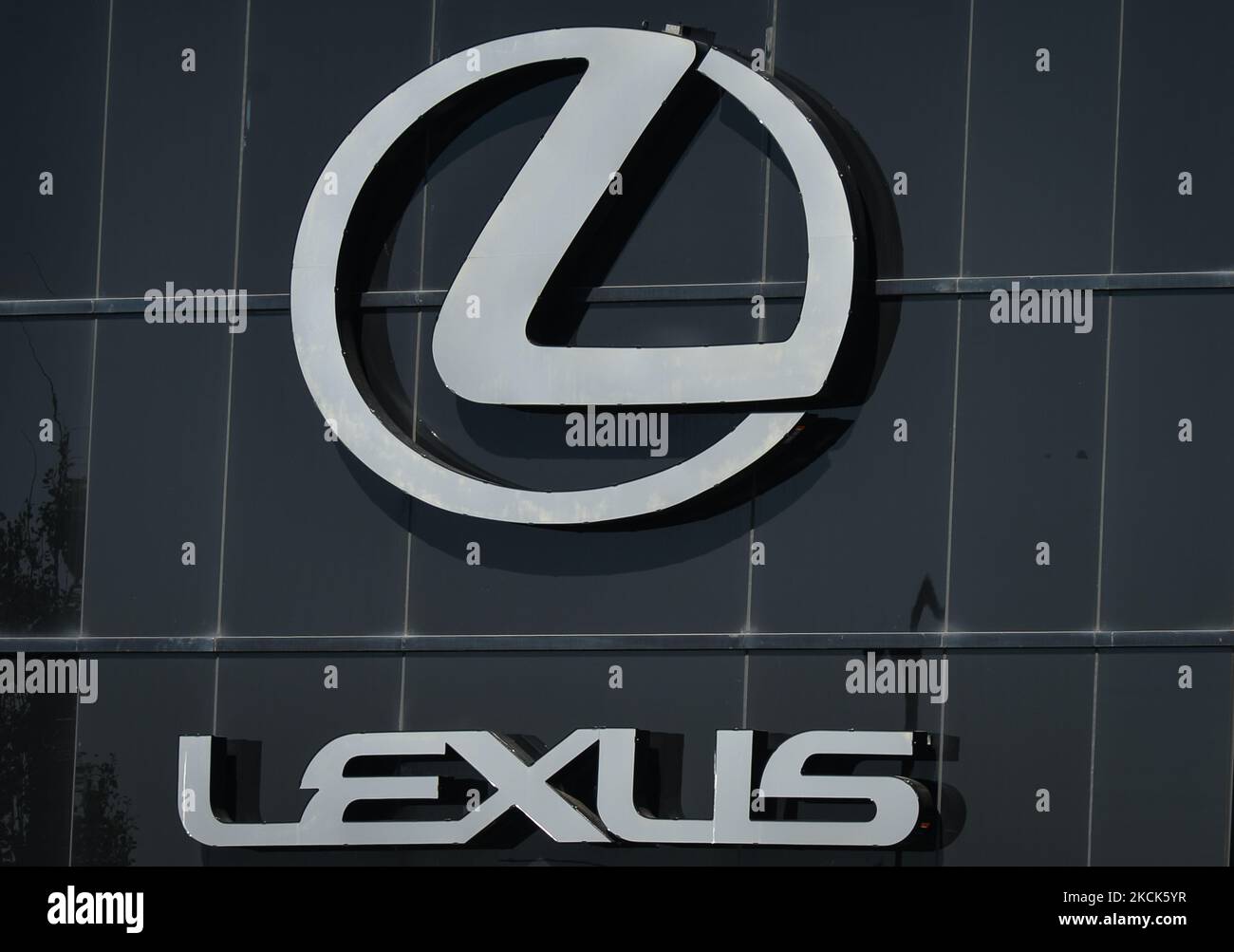 Logo lexus car brand hi-res stock photography and images - Alamy