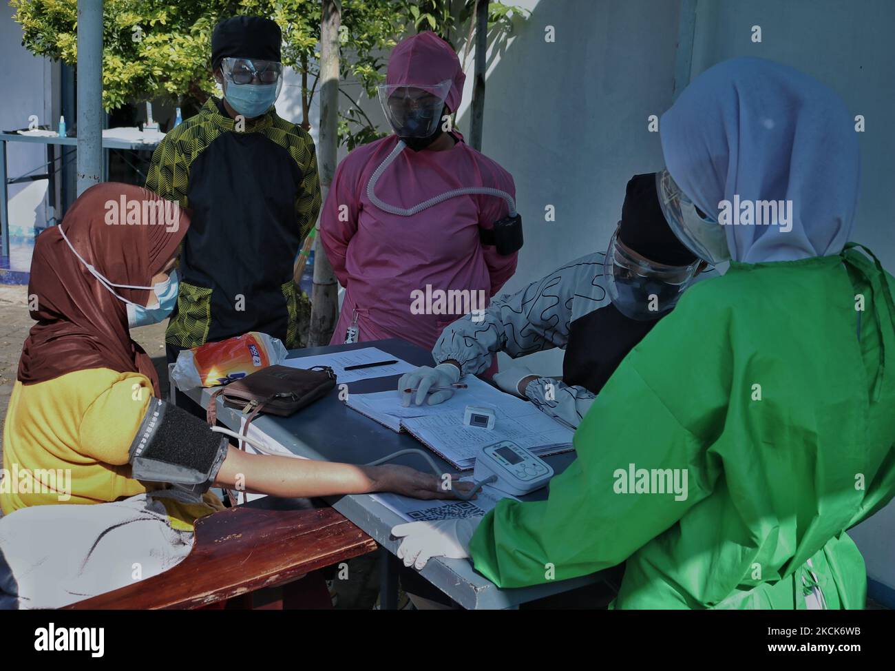 Doctor checks oxygen saturation using hi-res stock photography and images - Alamy