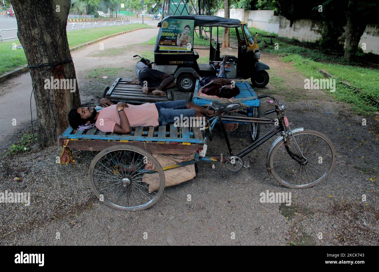 Homeless trolley hi-res stock photography and images - Alamy