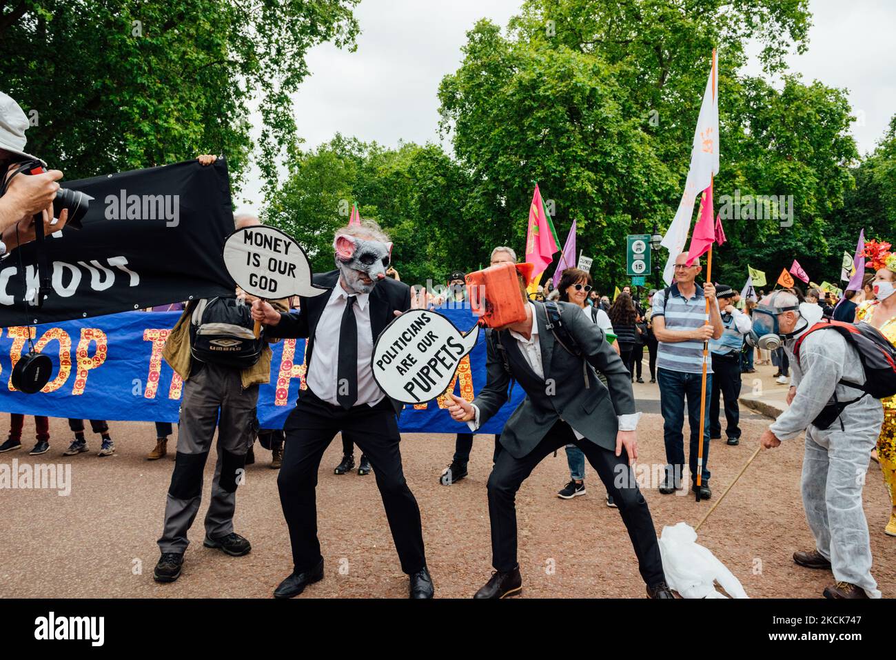 Extinction Rebellion Protesters leave Hyde Park Corner as they set off ...