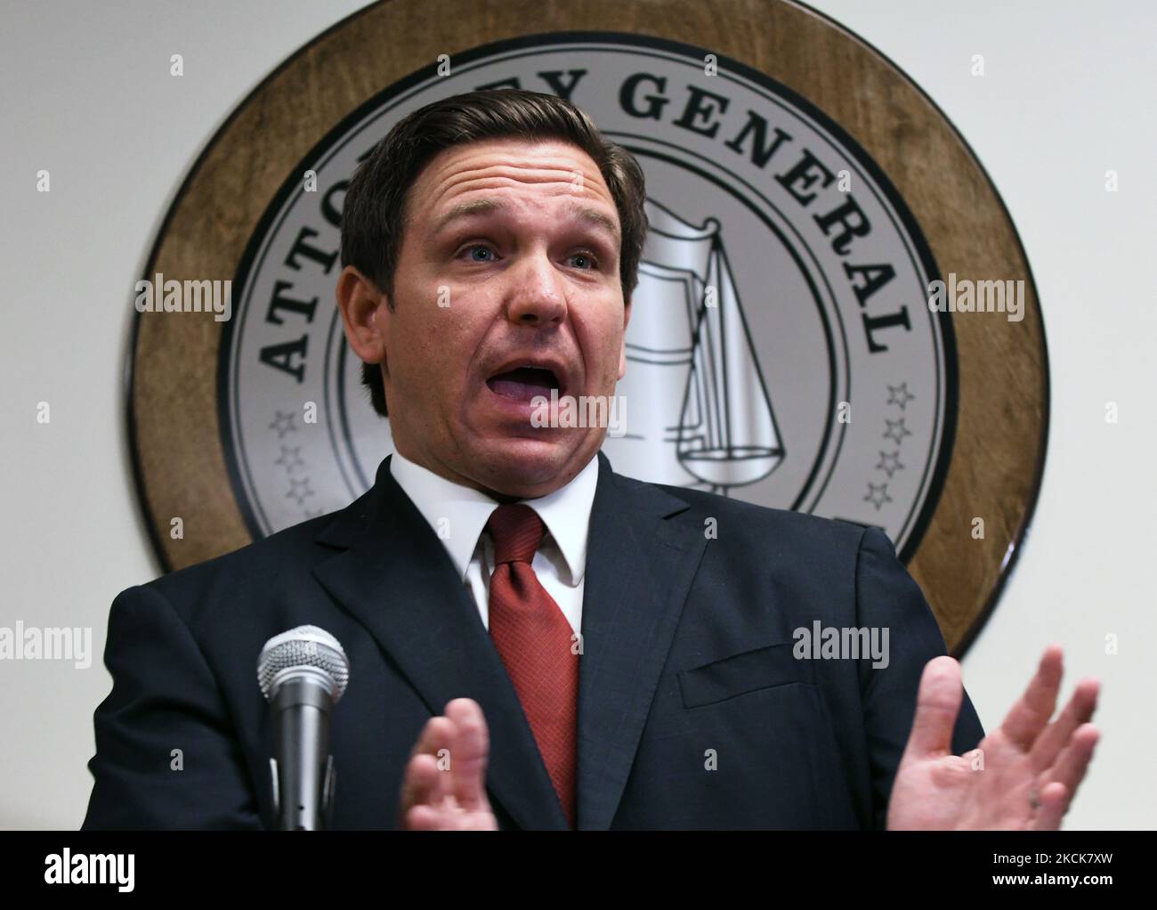 Ron desantis immigration hi-res stock photography and images - Alamy