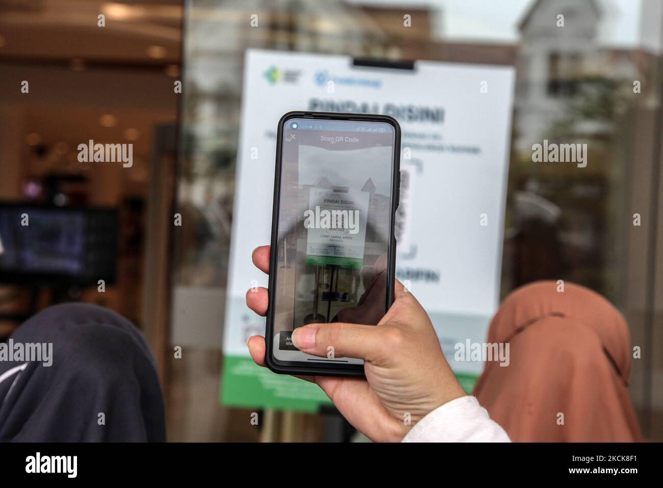 A shopping mall customer to scan a barcode use smartphone before ...
