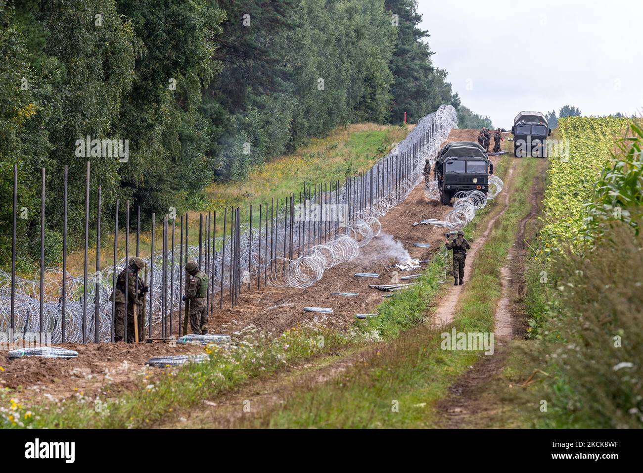 Immigrants walking across border hi-res stock photography and images ...