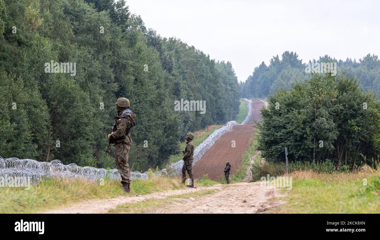 Immigrants walking across border hi-res stock photography and images ...