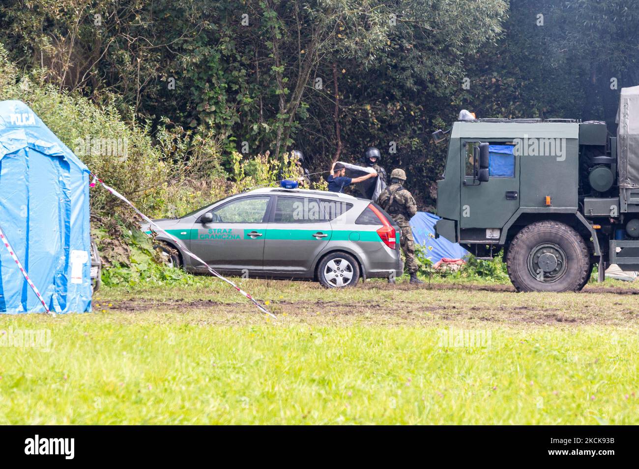 Immigrants walking across border hi-res stock photography and images ...