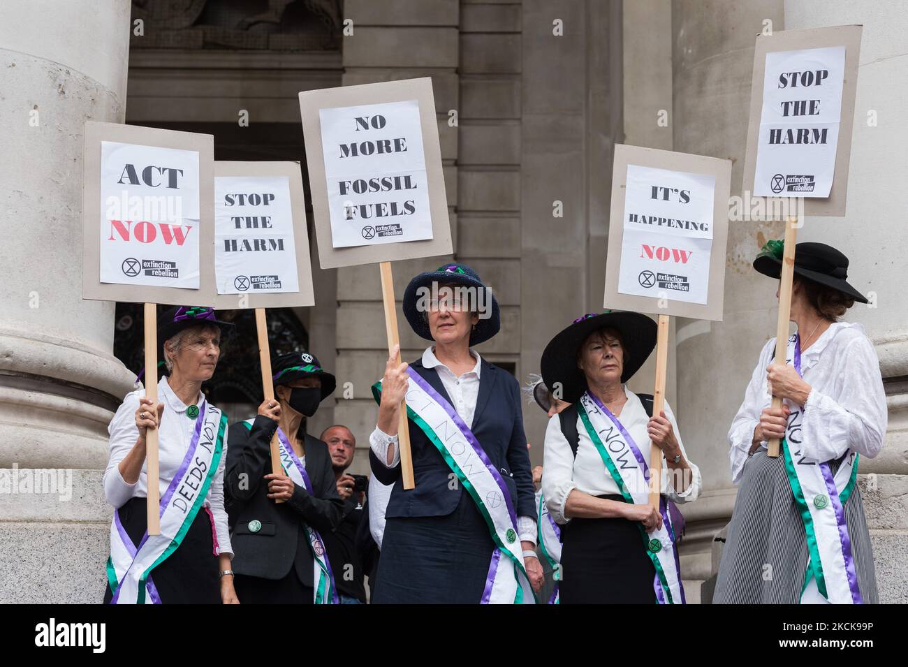 Suffragettes protesting hi-res stock photography and images - Alamy