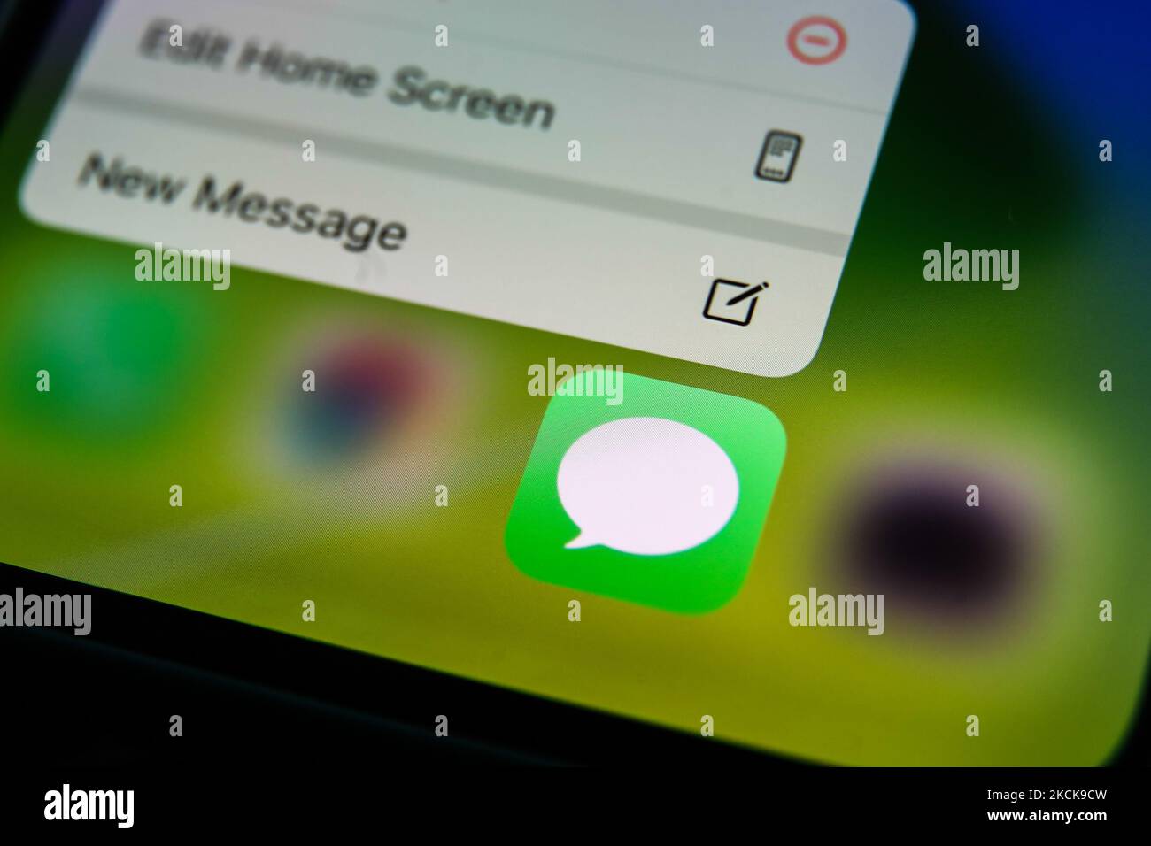 Imessage app logo in mobile hi-res stock photography and images - Alamy