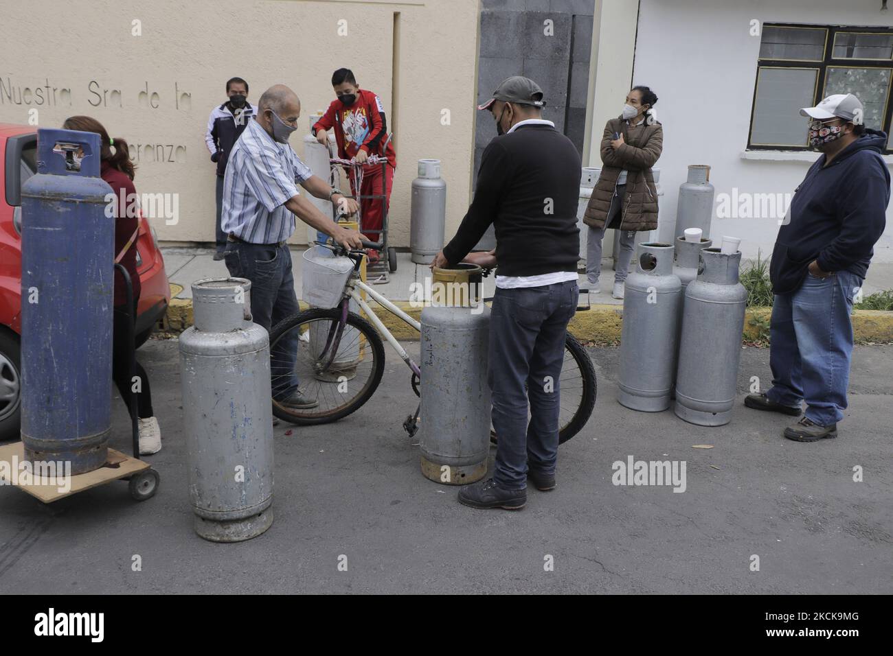Liquefied gas distribution terminals hi-res stock photography and ...