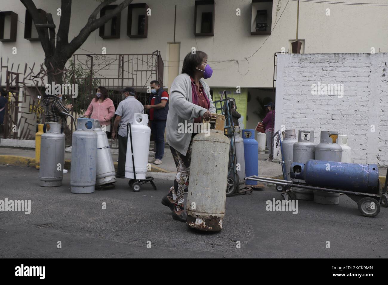 Liquefied gas distribution terminals hi-res stock photography and ...