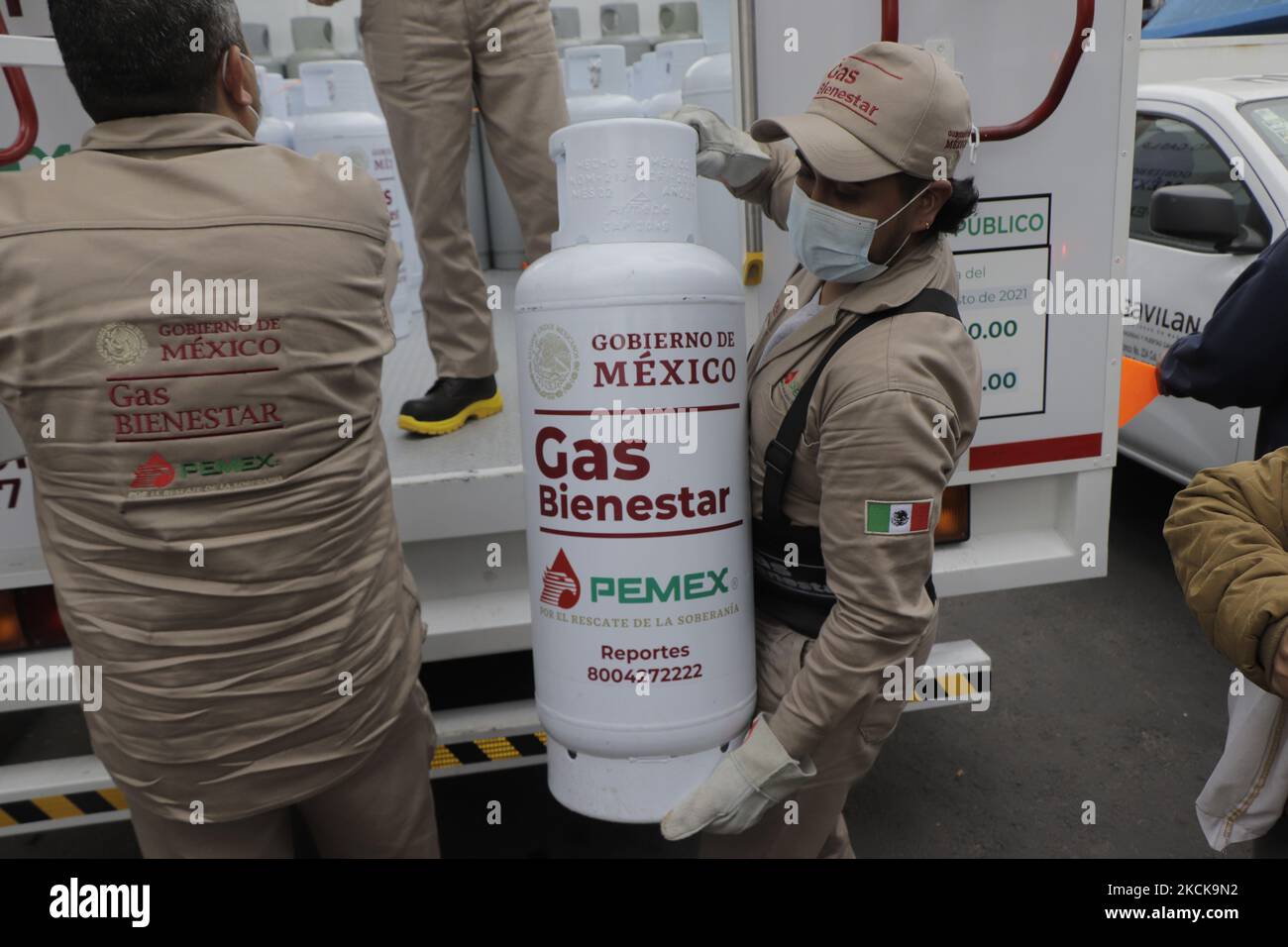 Liquefied gas distribution terminals hi-res stock photography and ...