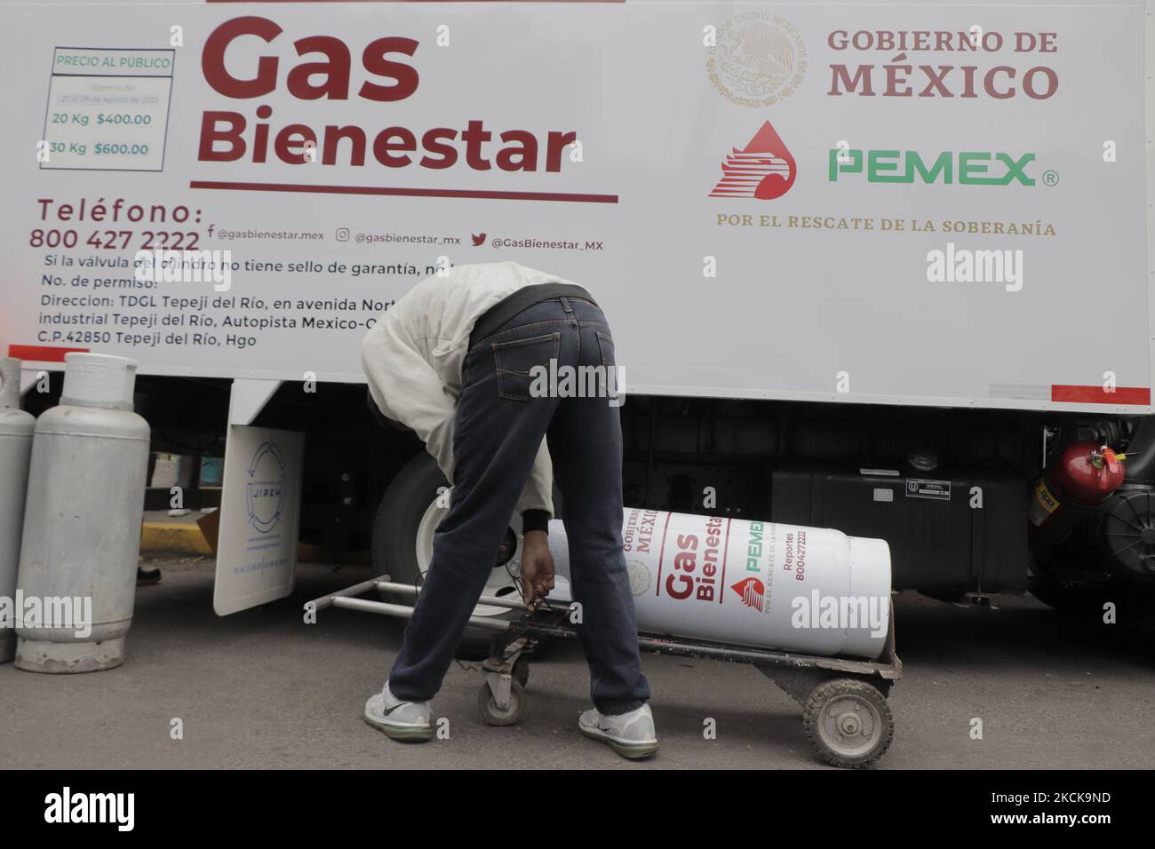 Liquefied gas distribution terminals hi-res stock photography and ...