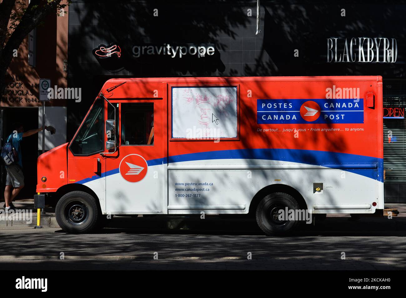 Canada post logo hi-res stock photography and images - Alamy