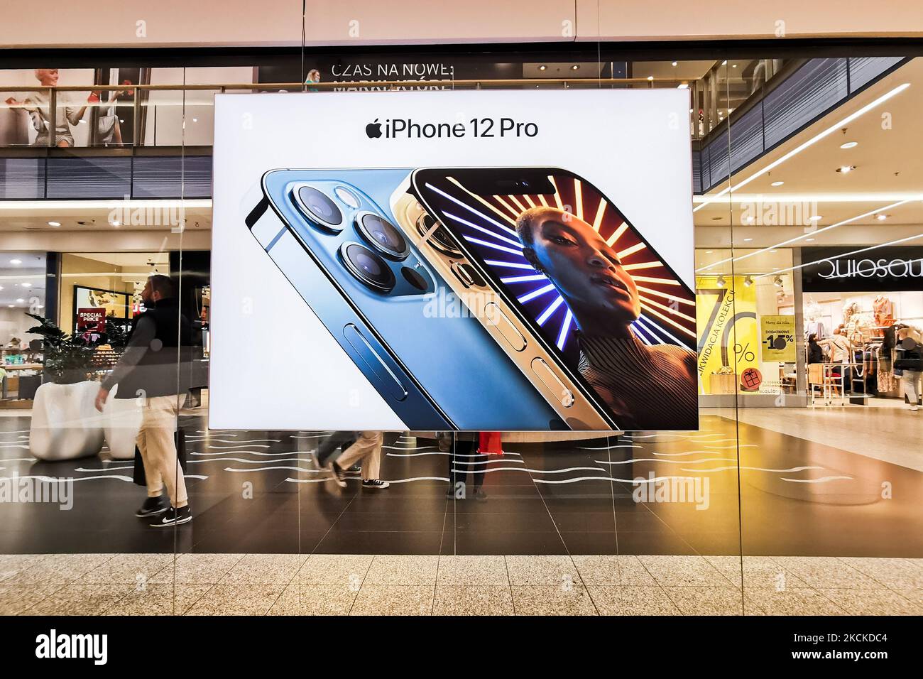 Iphone 12 pro ad hi-res stock photography and images - Alamy