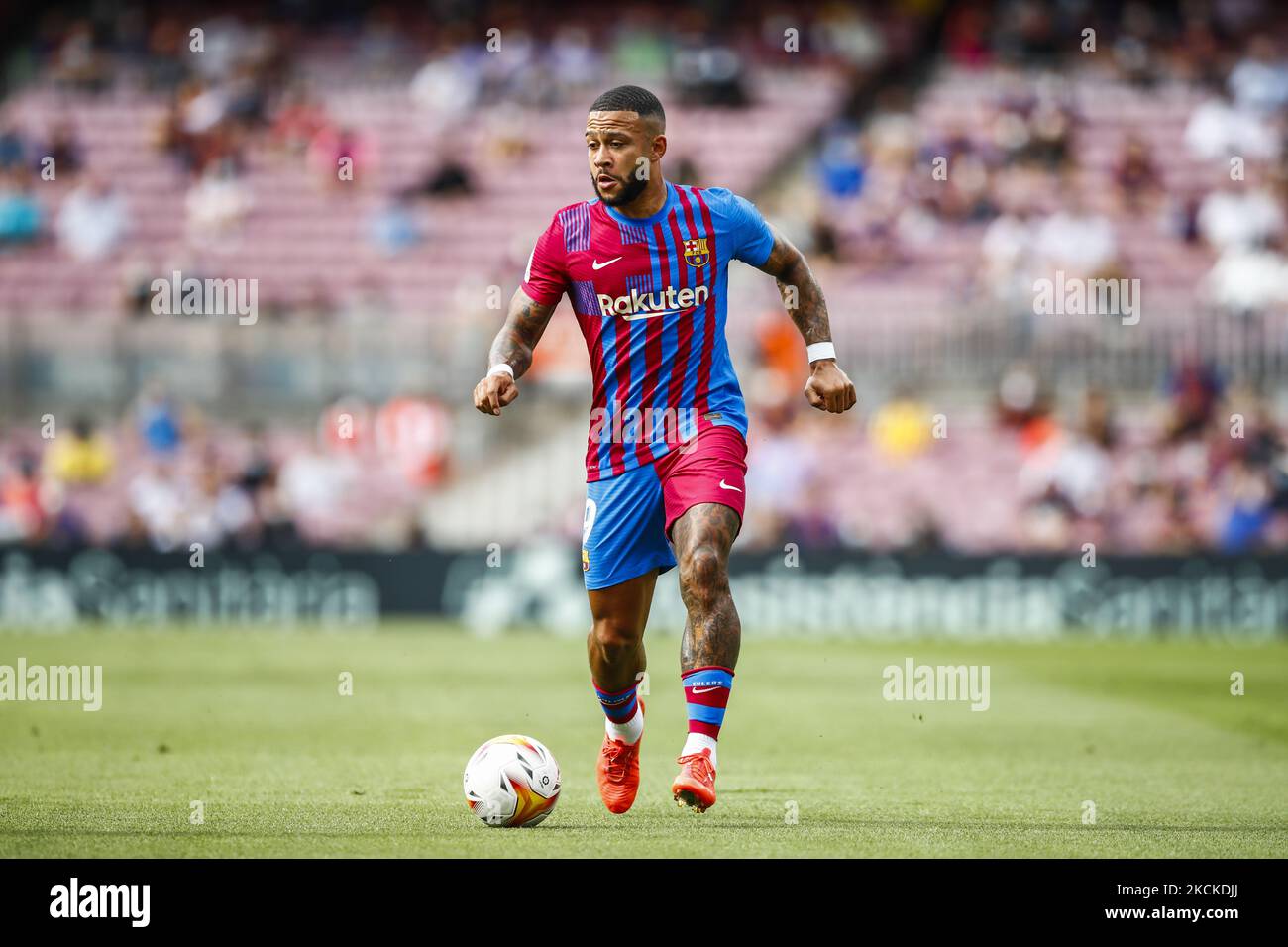 09 Memphis Depay of FC Barcelona with the ball during the La Liga ...