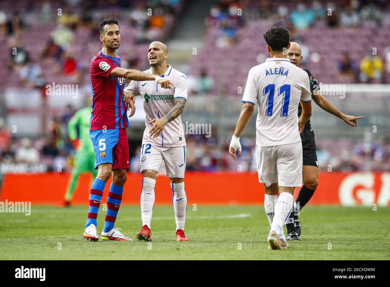 05 Sergio Busquets of FC Barcelona arguing with 11 Alena of Getafe CF ...