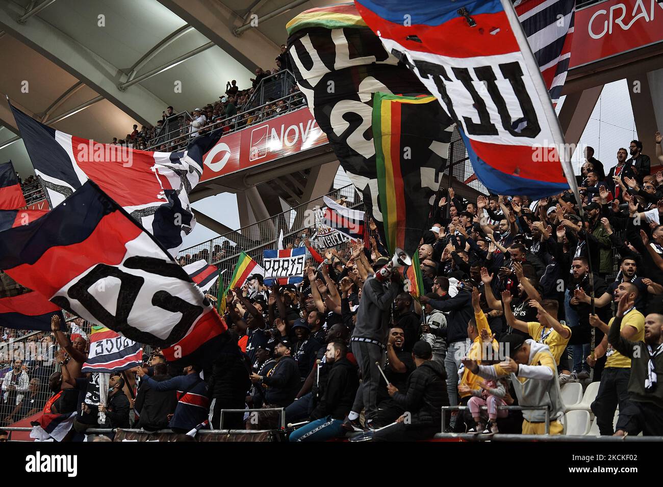 PSG supporters during the Ligue 1 Uber Eats match between Reims and ...
