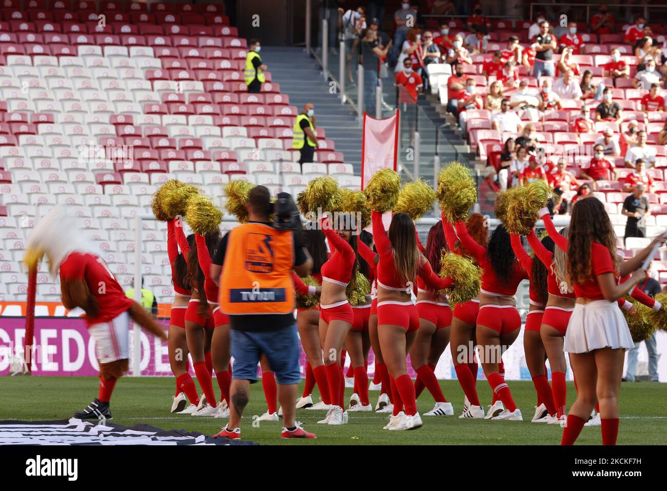 Soccer cheerleaders hi-res stock photography and images - Alamy