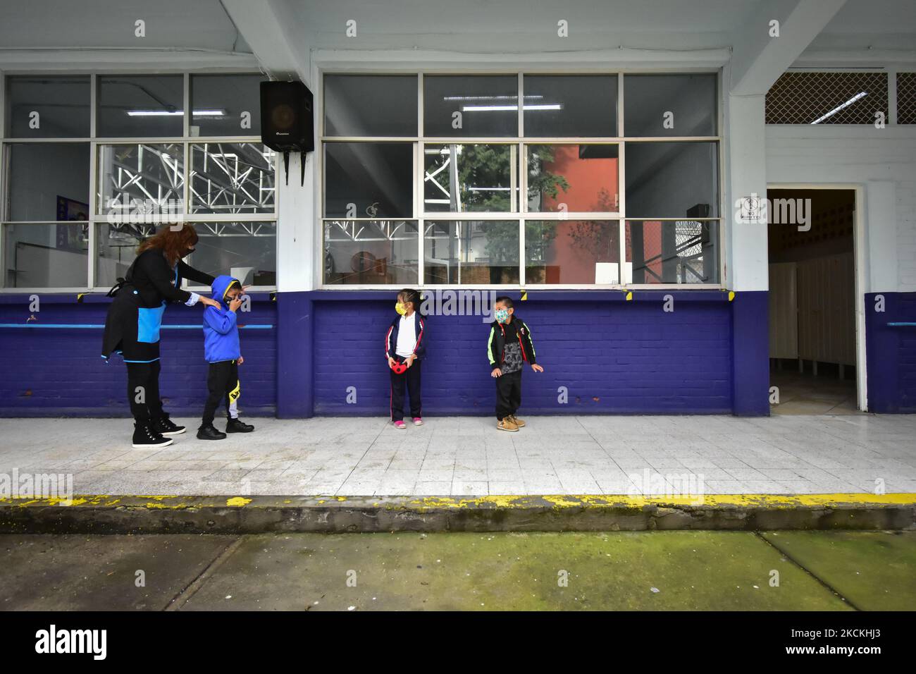 Kids line up to enter to their classroom on August 30, 2020 in Mexico ...