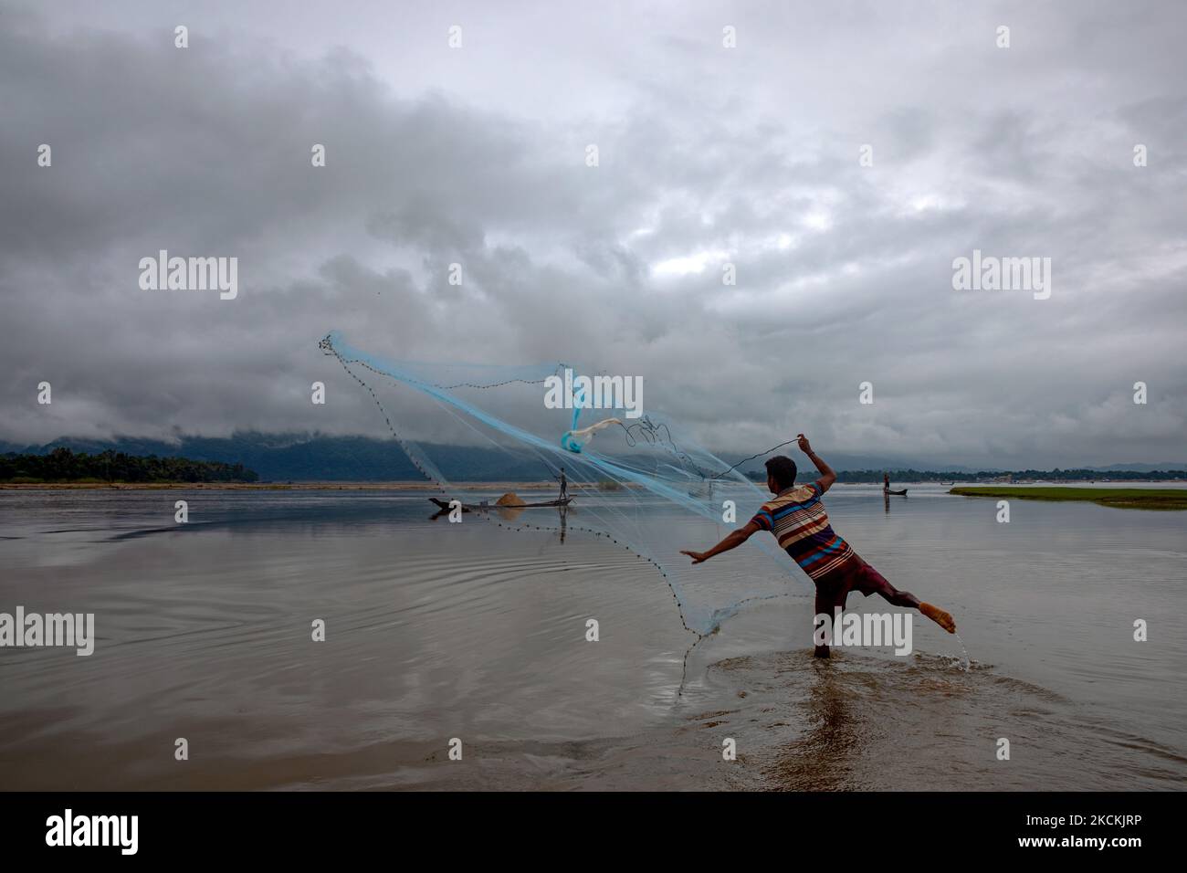 Bangladeshi traditional fishing net hi-res stock photography and images ...