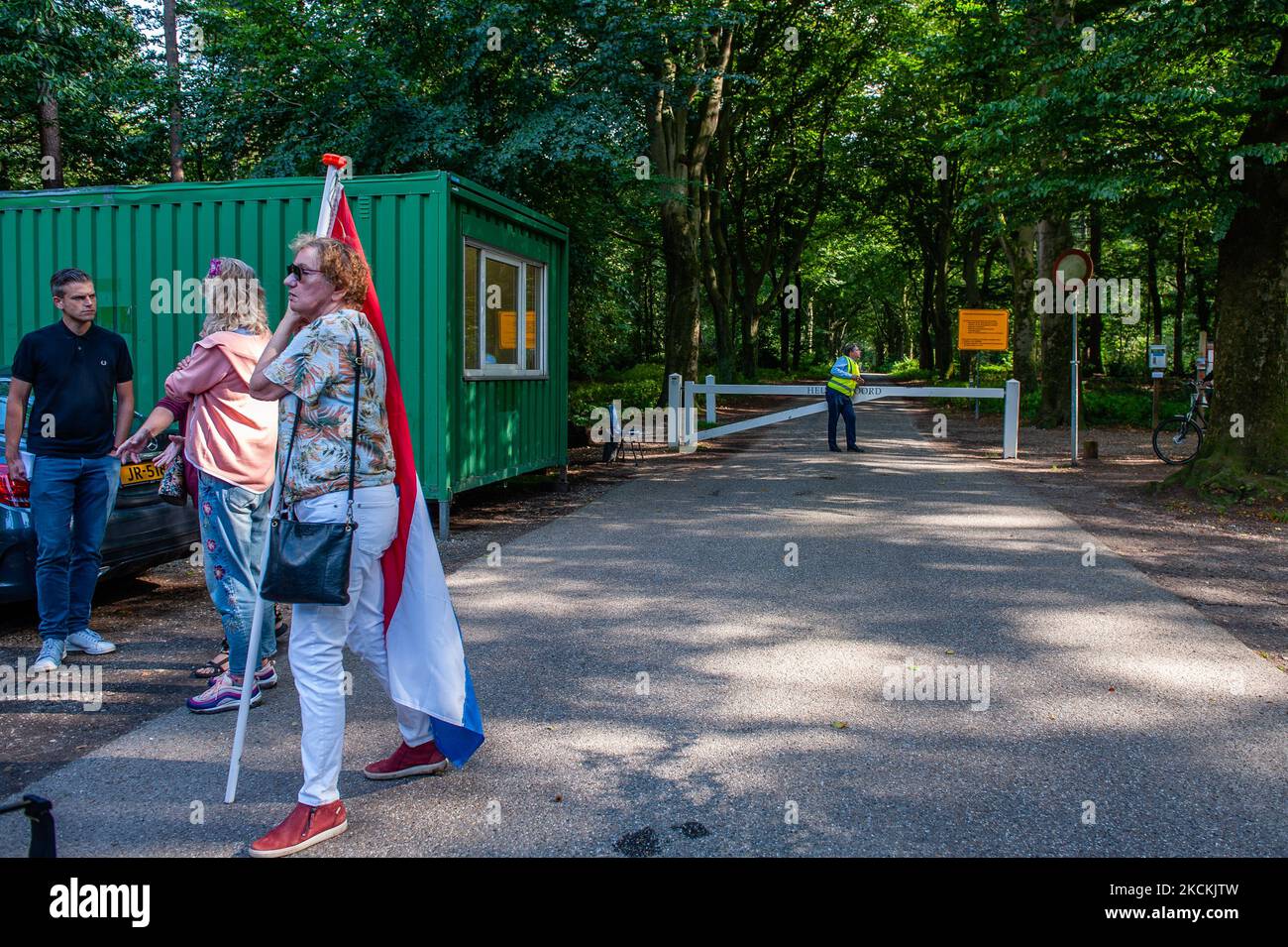 Some Dutch people are waiting at the entrance of the Heumenssord camp ...