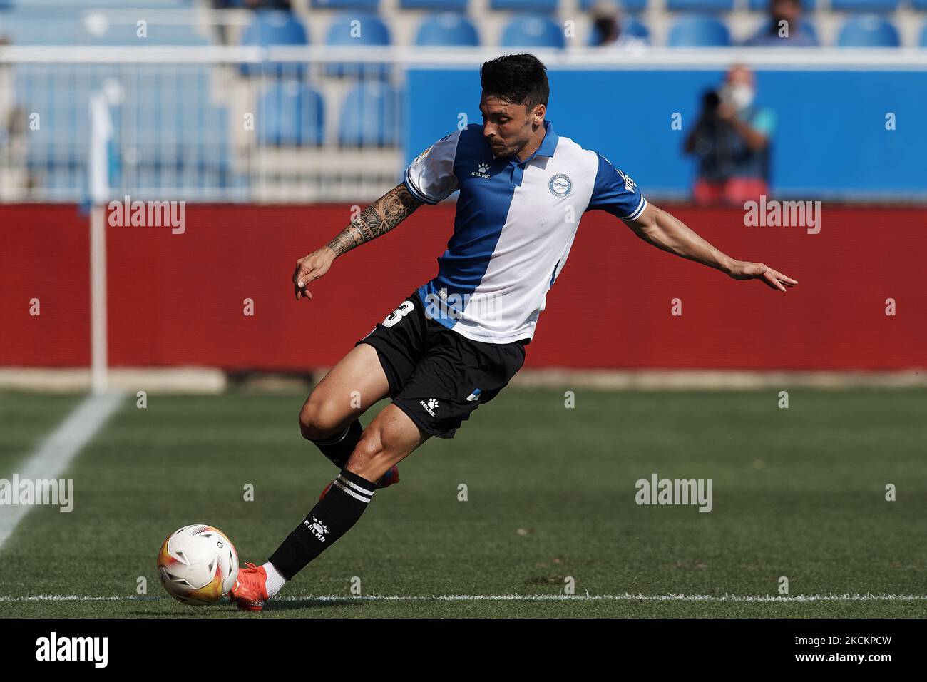 Ximo Navarro of Alaves in action during the La Liga Santander match ...