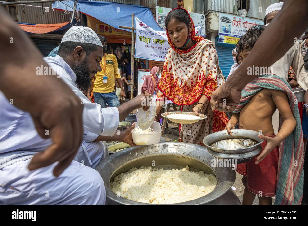Impoverished children and low-income people receives cooked food from ...
