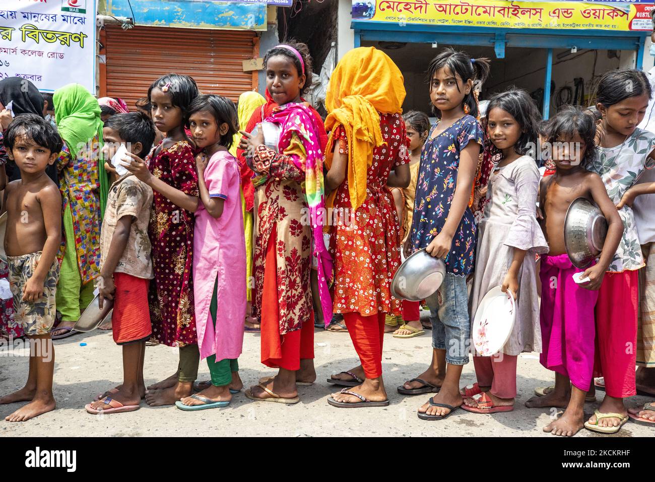 Impoverished children and low-income people receives cooked food from ...