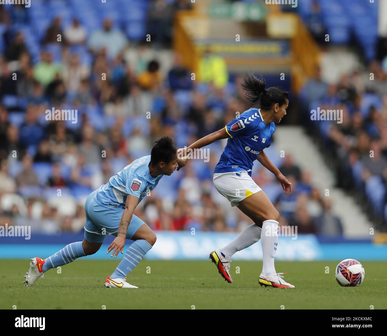 Demi stokes of Man City and Kenza Dali of Everton during the Barclays ...