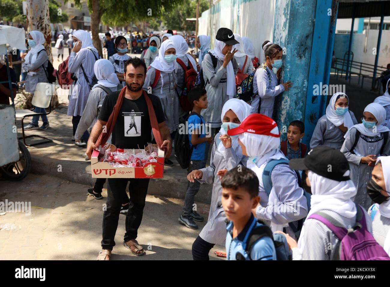 Palestinian Hanan Hamad, 50, makes candy apples with colored honey ...