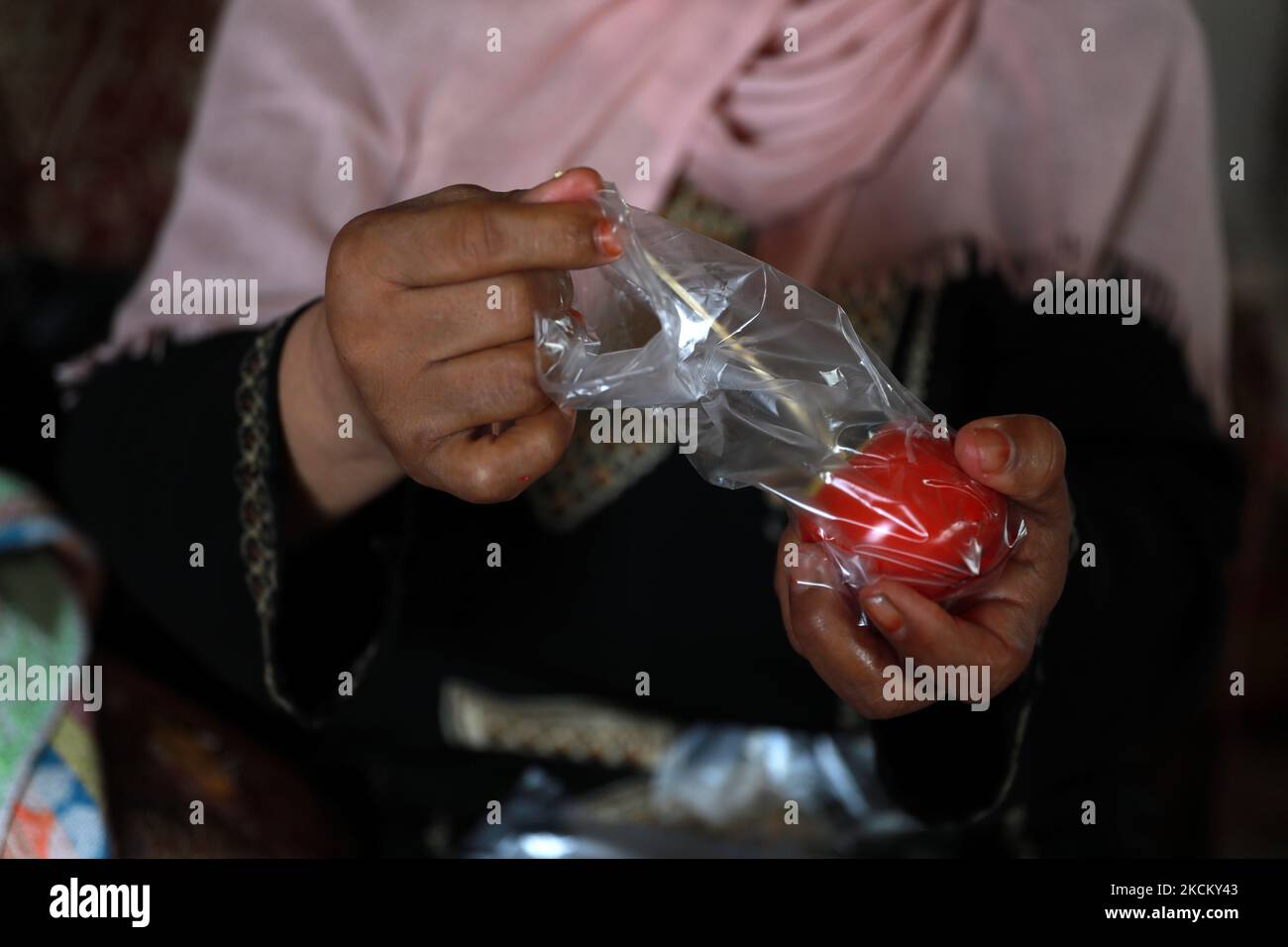 Palestinian Hanan Hamad, 50, makes candy apples with colored honey ...
