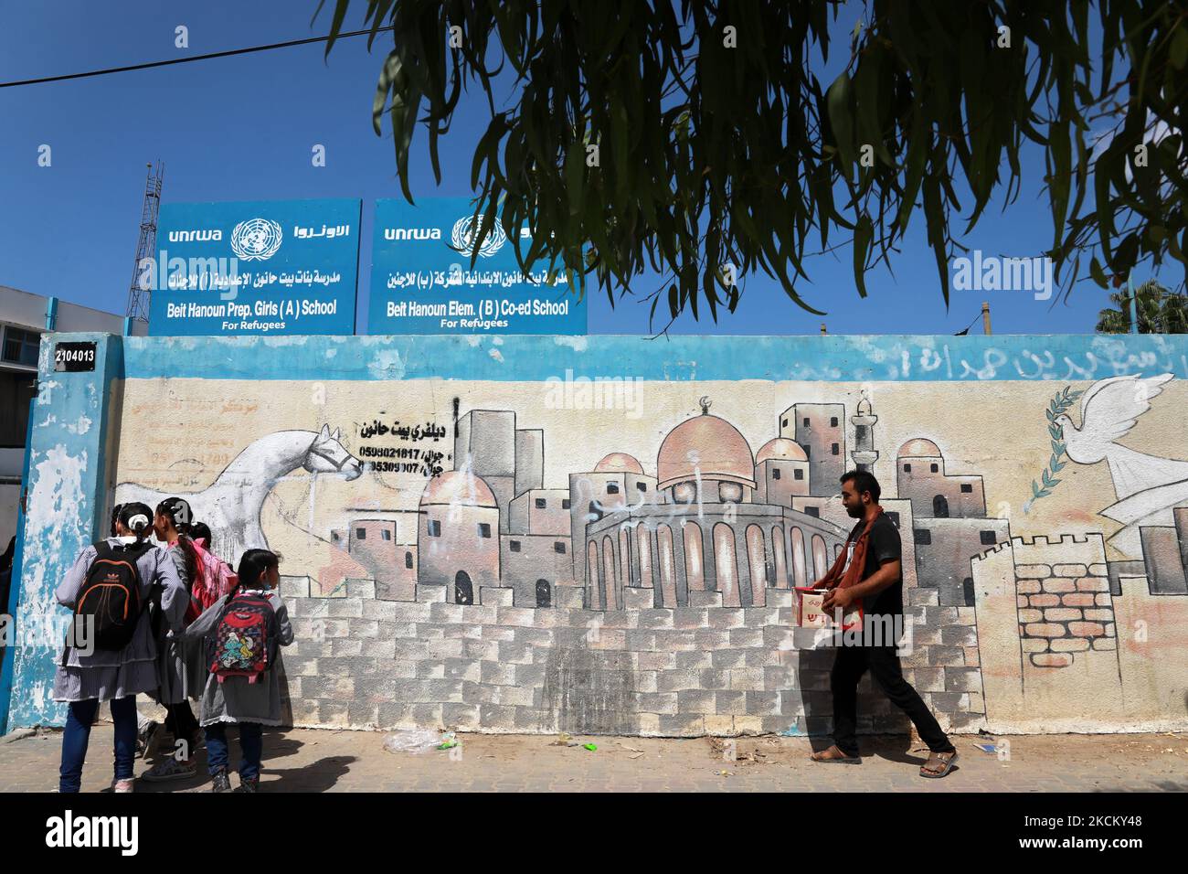 Palestinian Hanan Hamad, 50, makes candy apples with colored honey ...