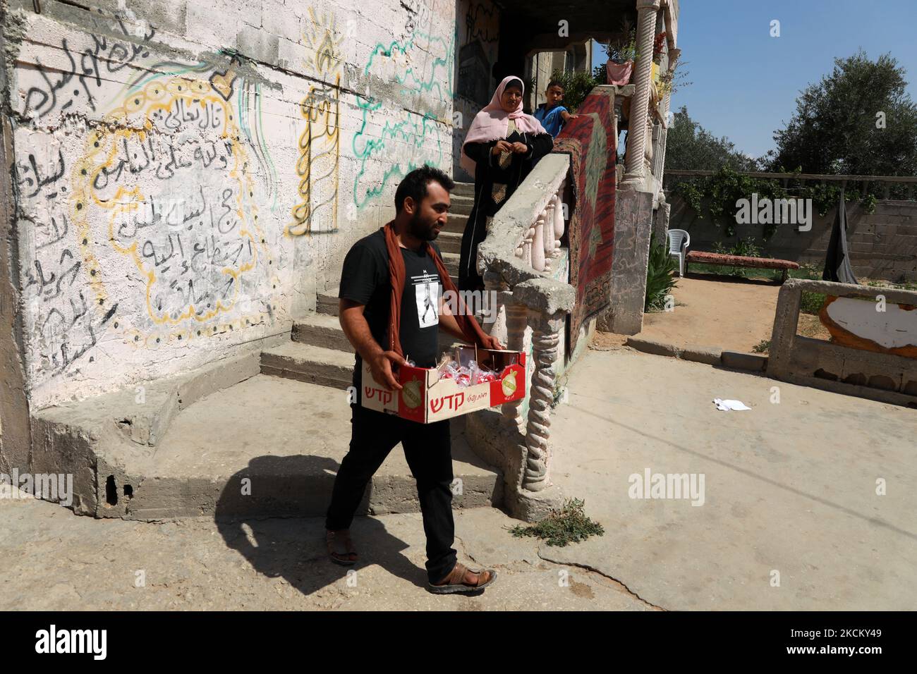 Palestinian Hanan Hamad, 50, makes candy apples with colored honey ...