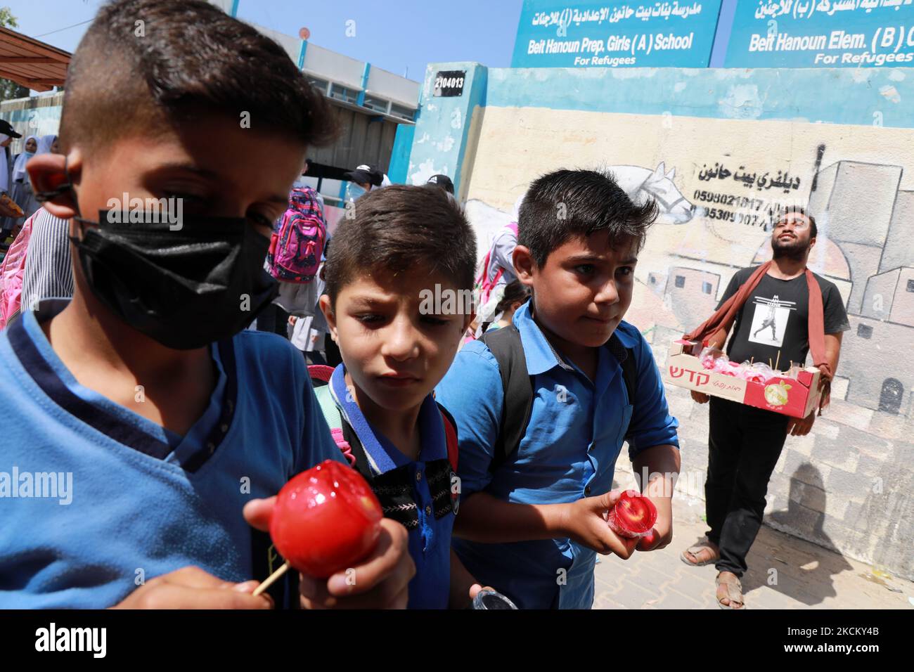 Palestinian Hanan Hamad, 50, makes candy apples with colored honey ...
