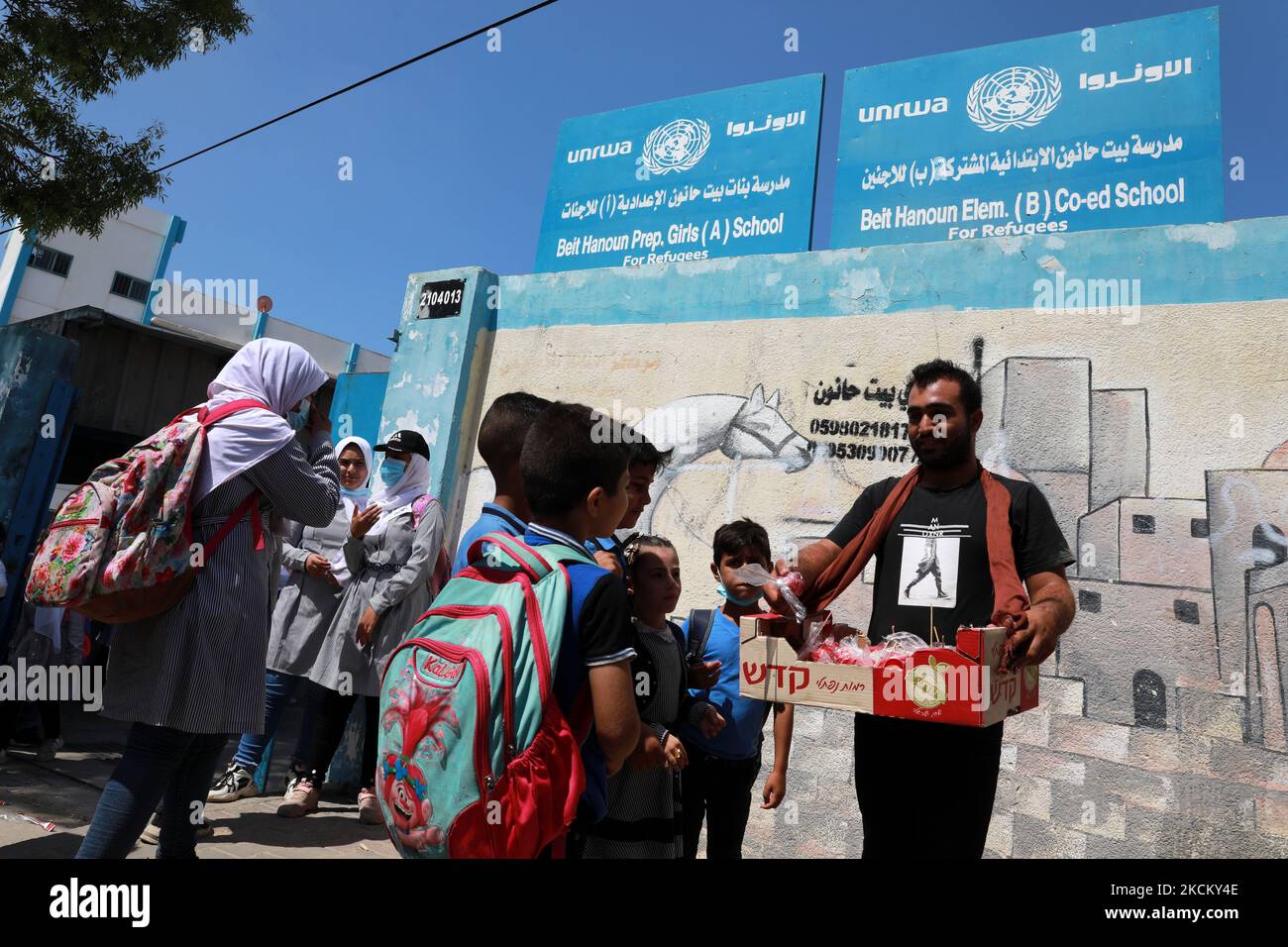 Palestinian Hanan Hamad, 50, makes candy apples with colored honey ...
