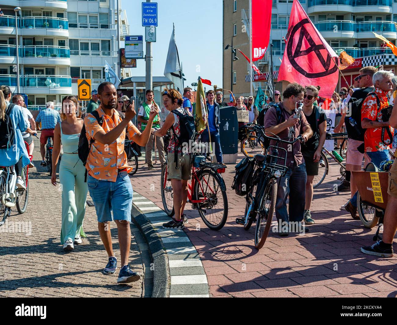 A fan of Formula 1 is giving the middle finger to the climate activists ...