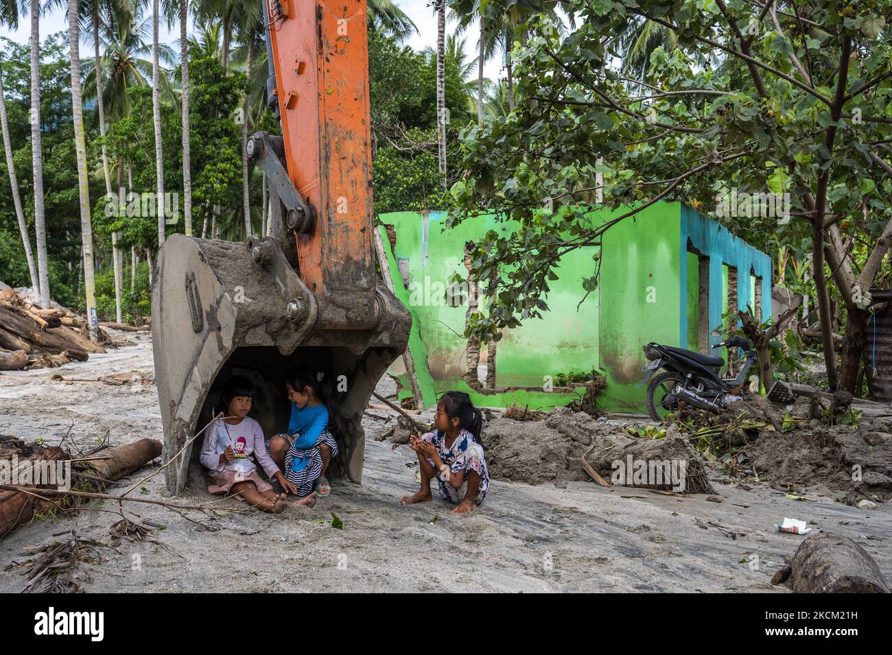 Children play in floods hi-res stock photography and images - Alamy