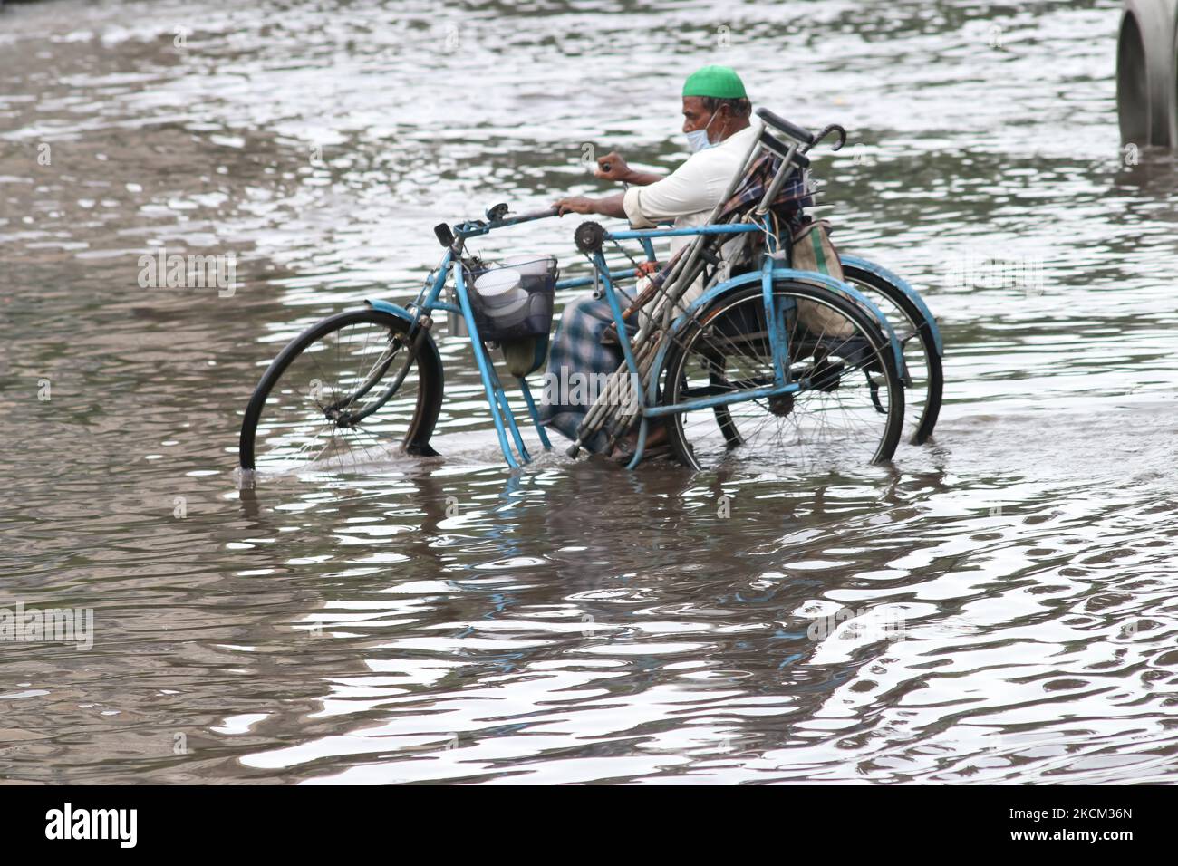 Old man warning surgical facemask hi-res stock photography and images ...