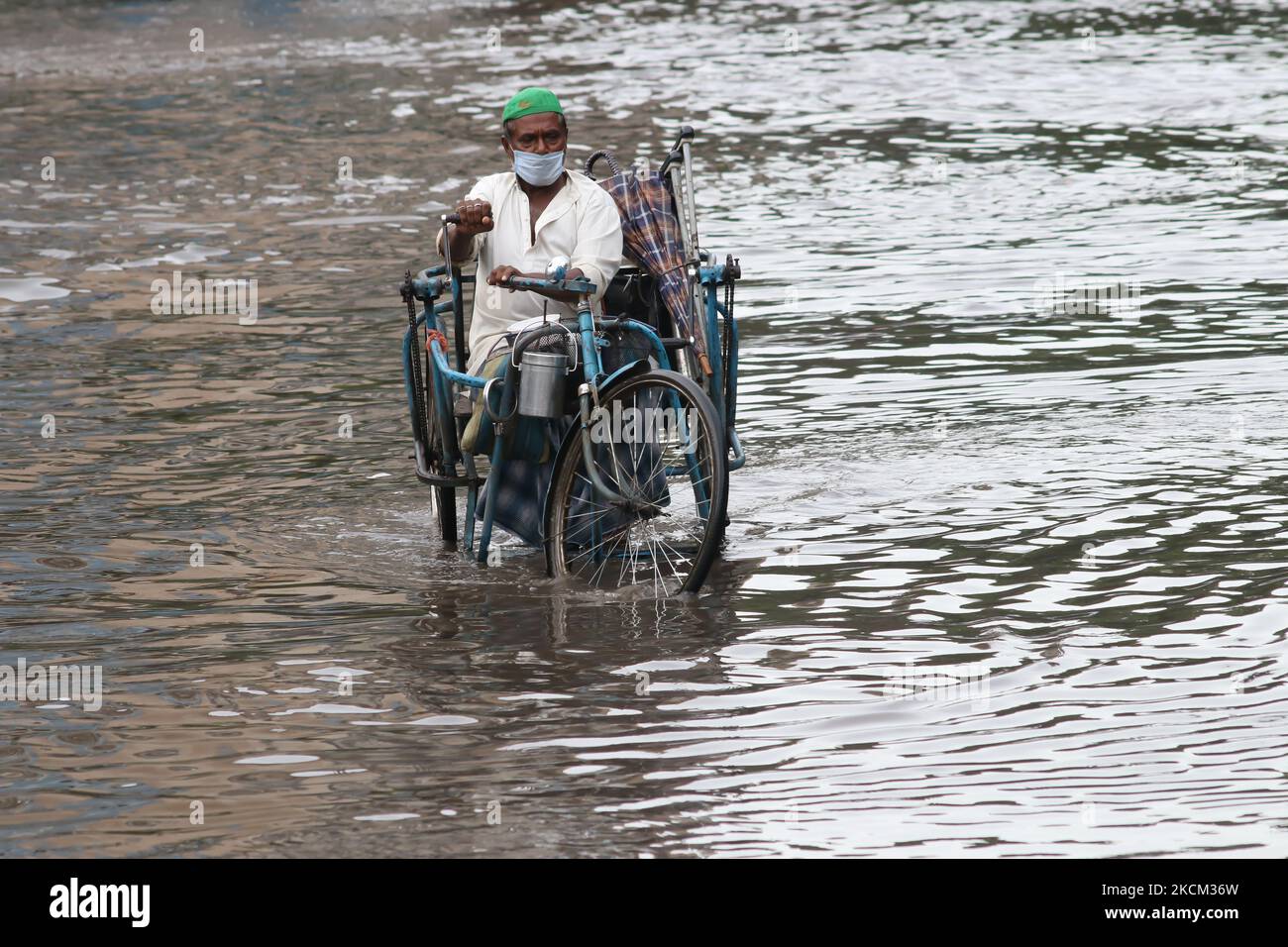 Old man warning surgical facemask hi-res stock photography and images ...