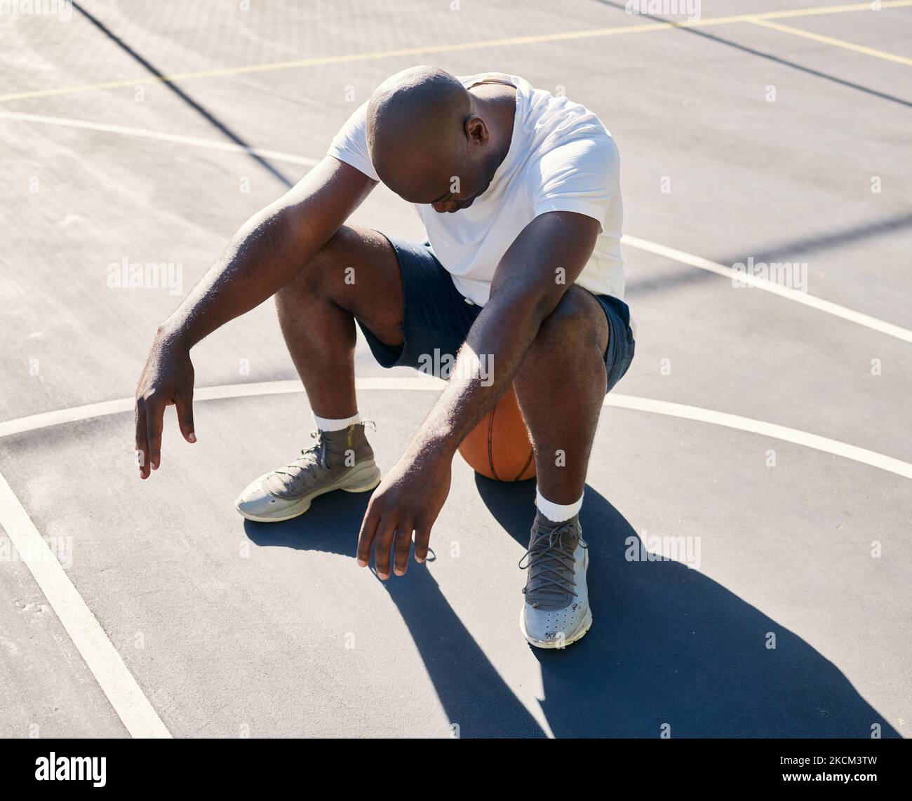Basketball player resting male hi-res stock photography and images - Alamy