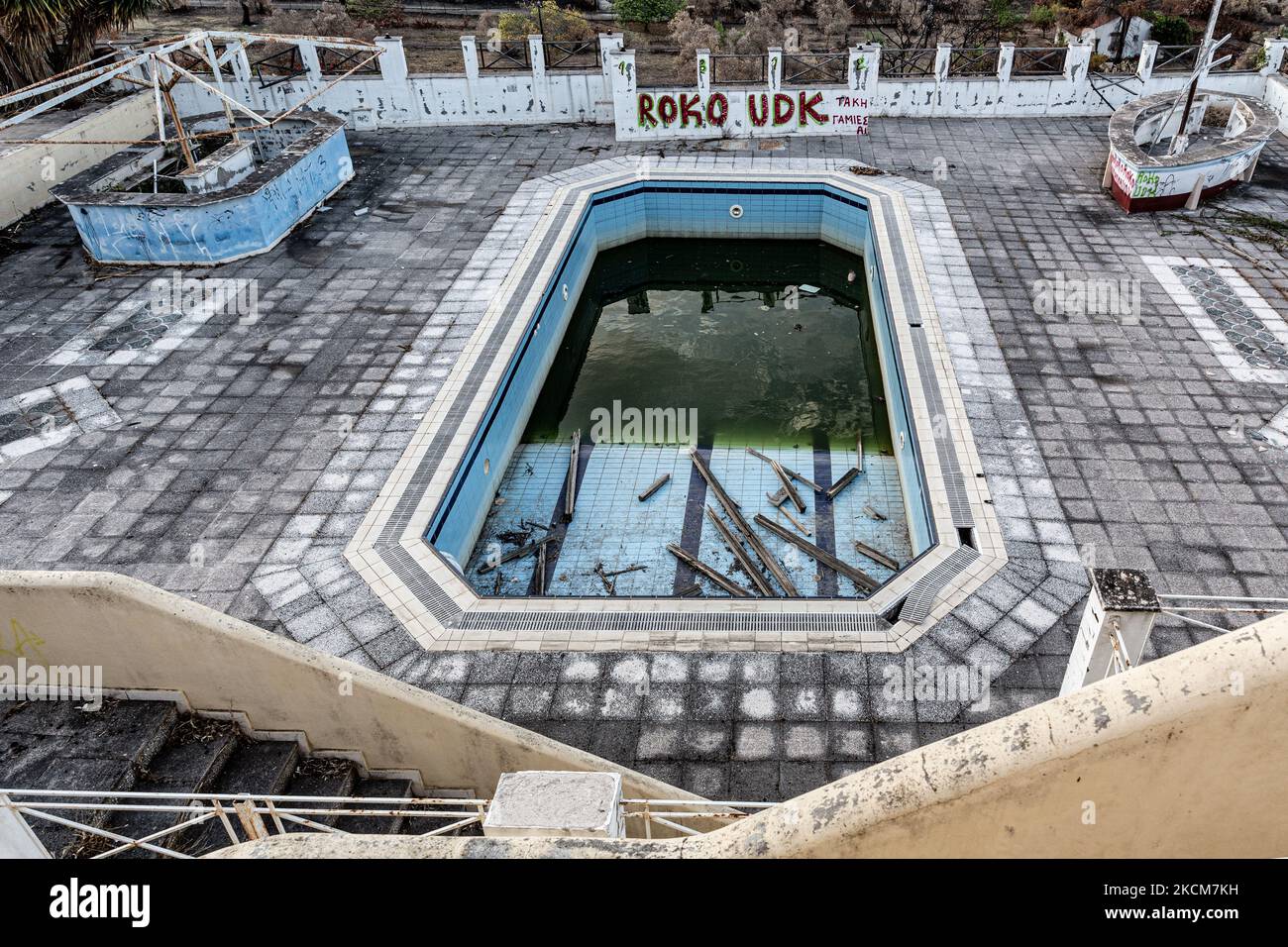 Sweeming pool hi-res stock photography and images - Alamy